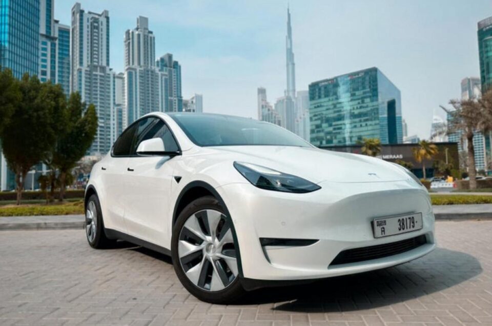 Tesla Model X en alquiler en Dubai | Alquiler de coches en el aeropuerto